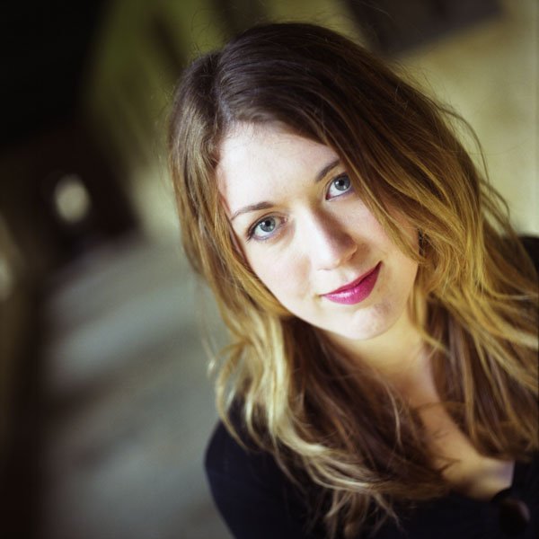 Samantha Shannon, supranumită "noua J.K. Rowling", așteptată în România ...