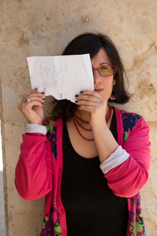 Elena Vlădăreanu: Suntem captivi ai mitului artistului sărac și ...