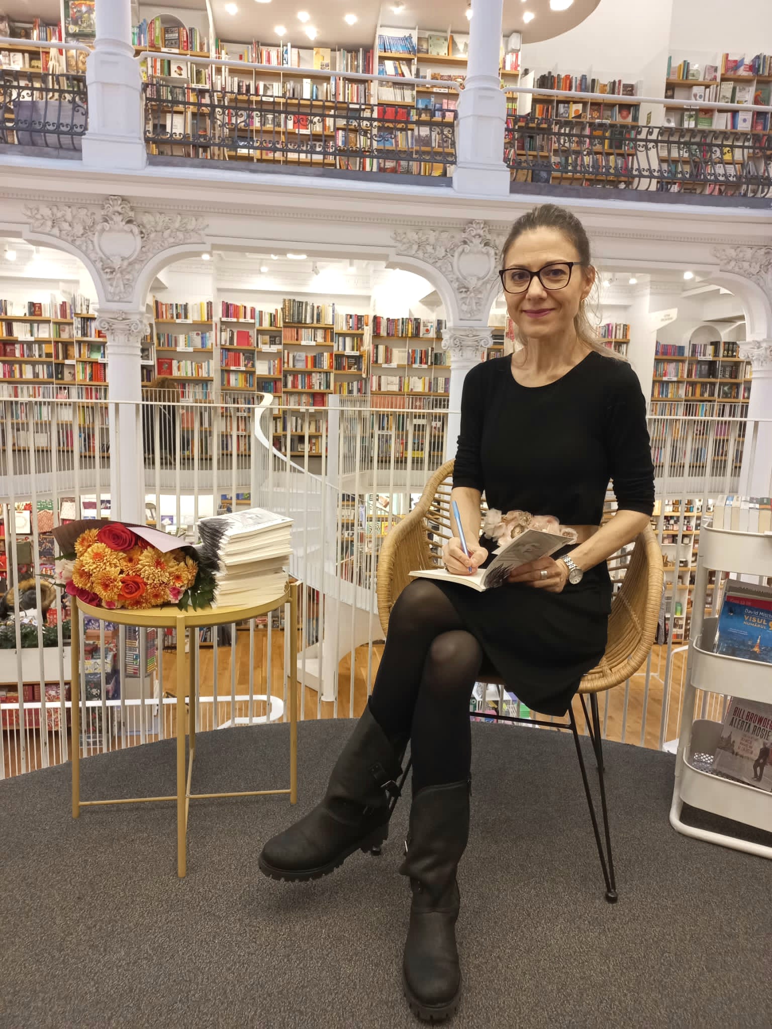 Anda Docea: ”Scrisul, mai ales cel de poezie, este un mușchi care se ...