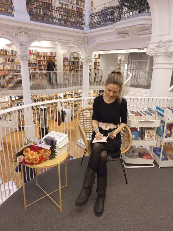 Anda Docea: ”Scrisul, mai ales cel de poezie, este un mușchi care se ...